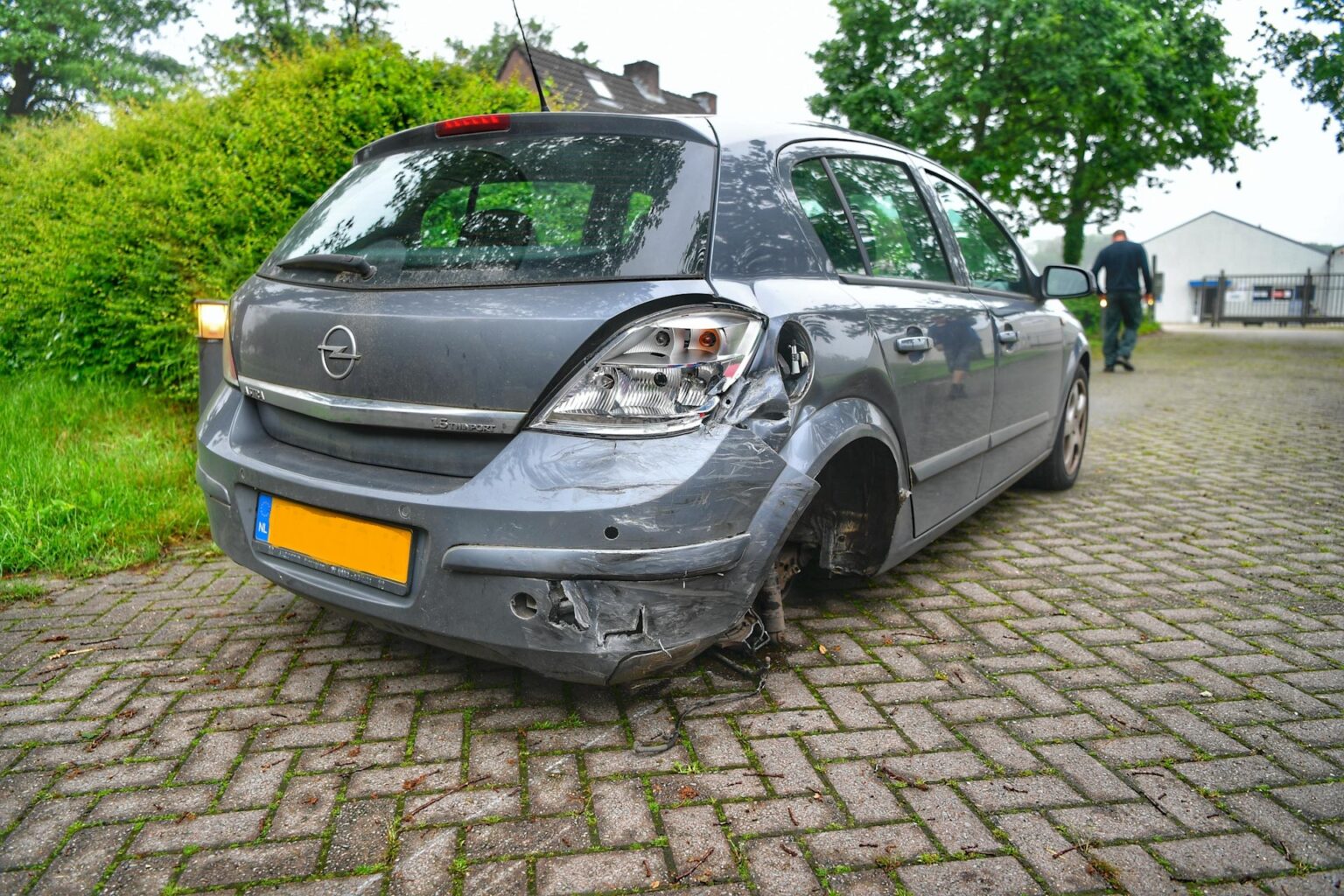 Auto belandt in sloot na botsing met afslaande auto - 112Brabant