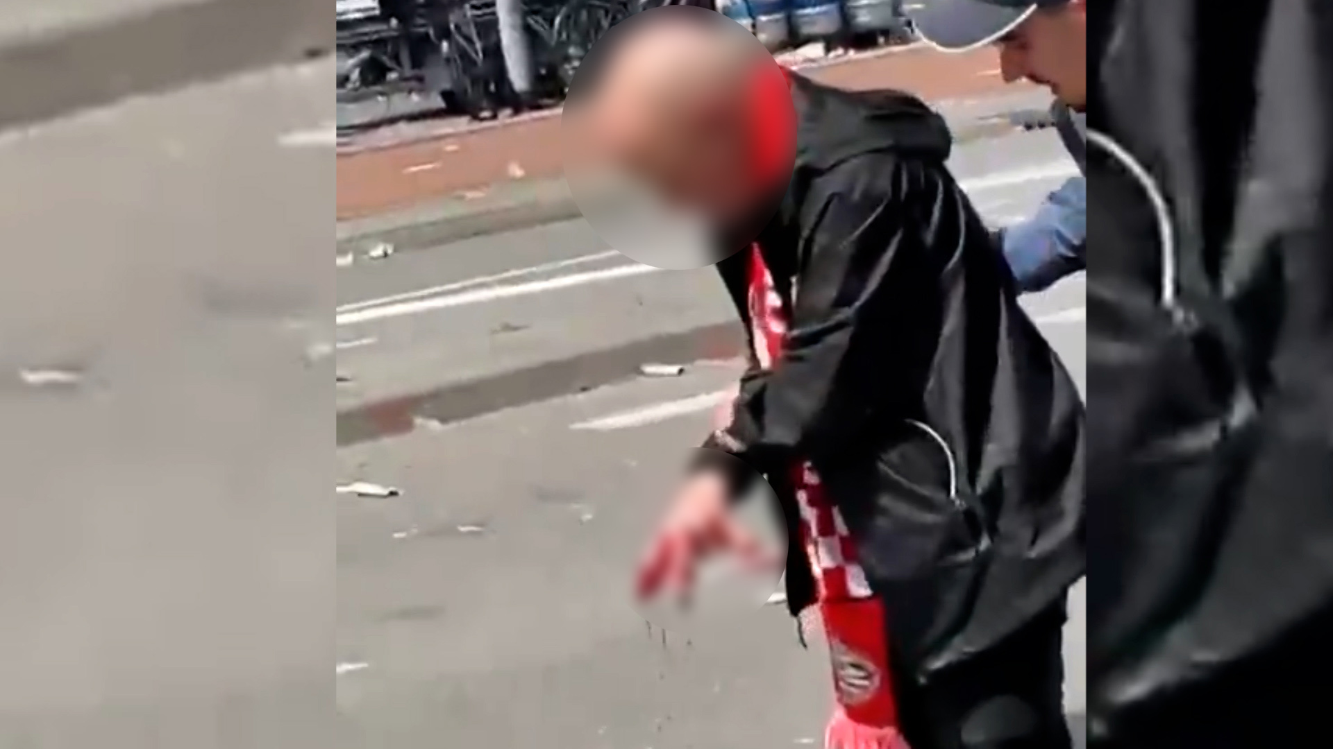 VIDEO: PSV-fan krijgt ‘fakkel’ in handen geduwd en raakt vingers kwijt ...