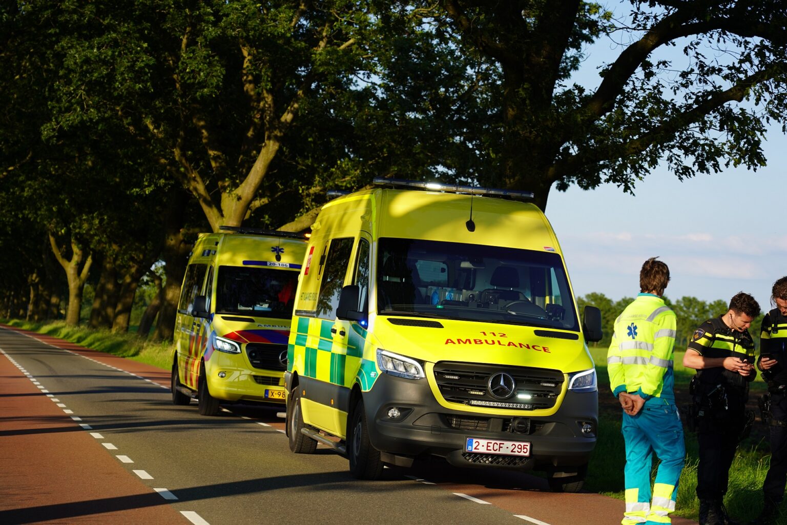 Auto botst tegen boom, bestuurder met spoed naar ziekenhuis - 112Brabant