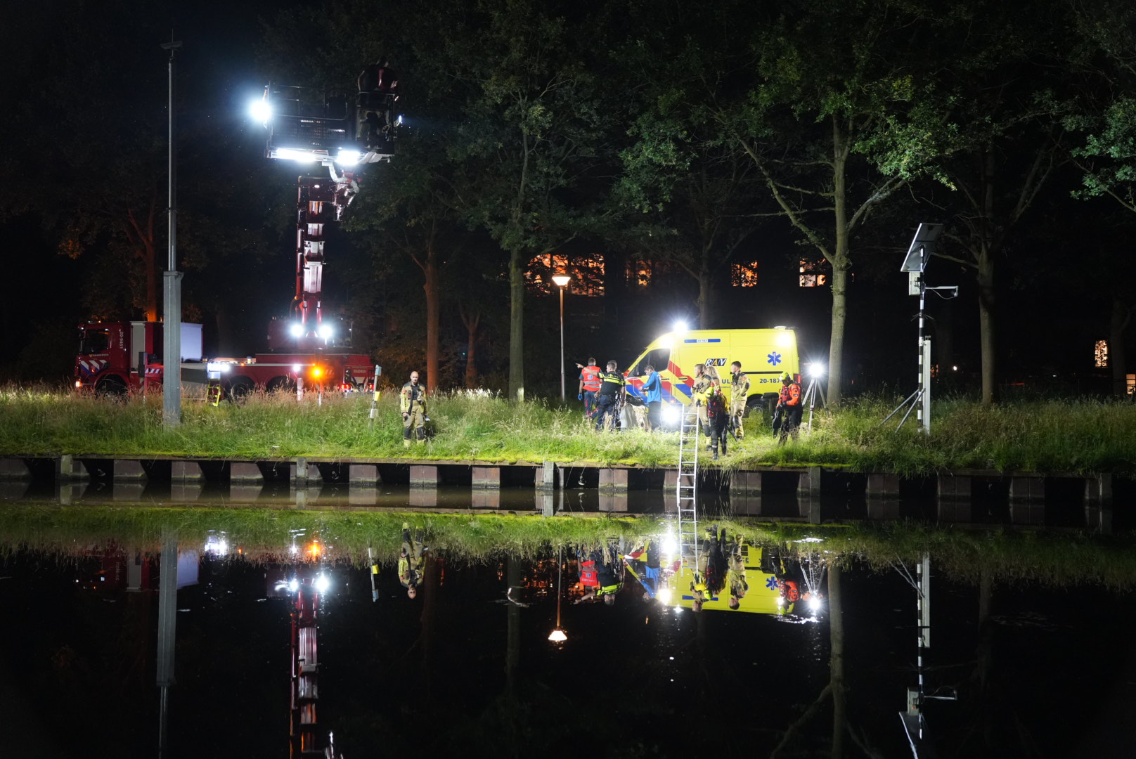 Grote zoekactie na melding persoon te water - 112 Nederland