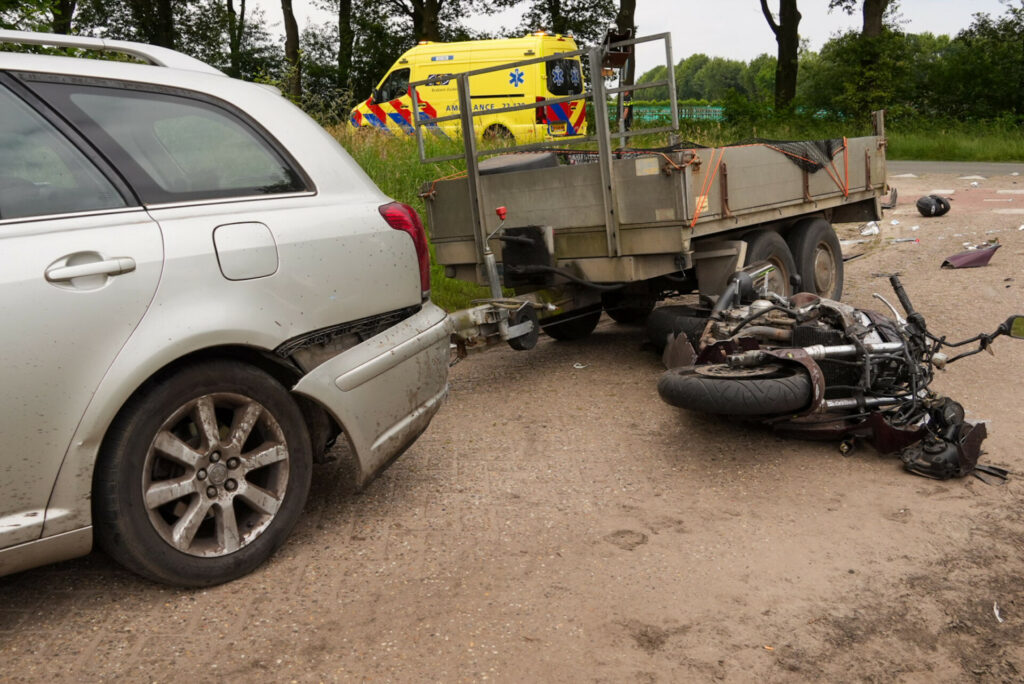 Man en vrouw op motor zwaargewond na botsing met aanhanger - 112Brabant
