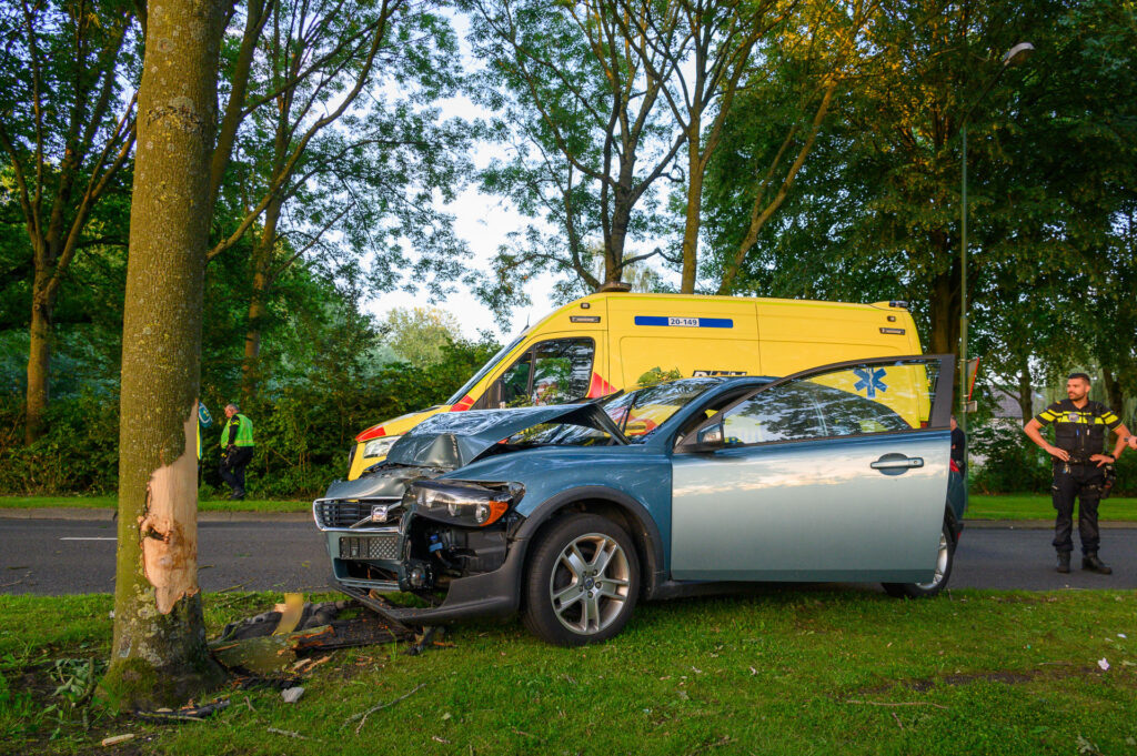Automobilist botst tegen boom en raakt zwaargewond, traumahelikopter komt ter plaatse - 112Brabant