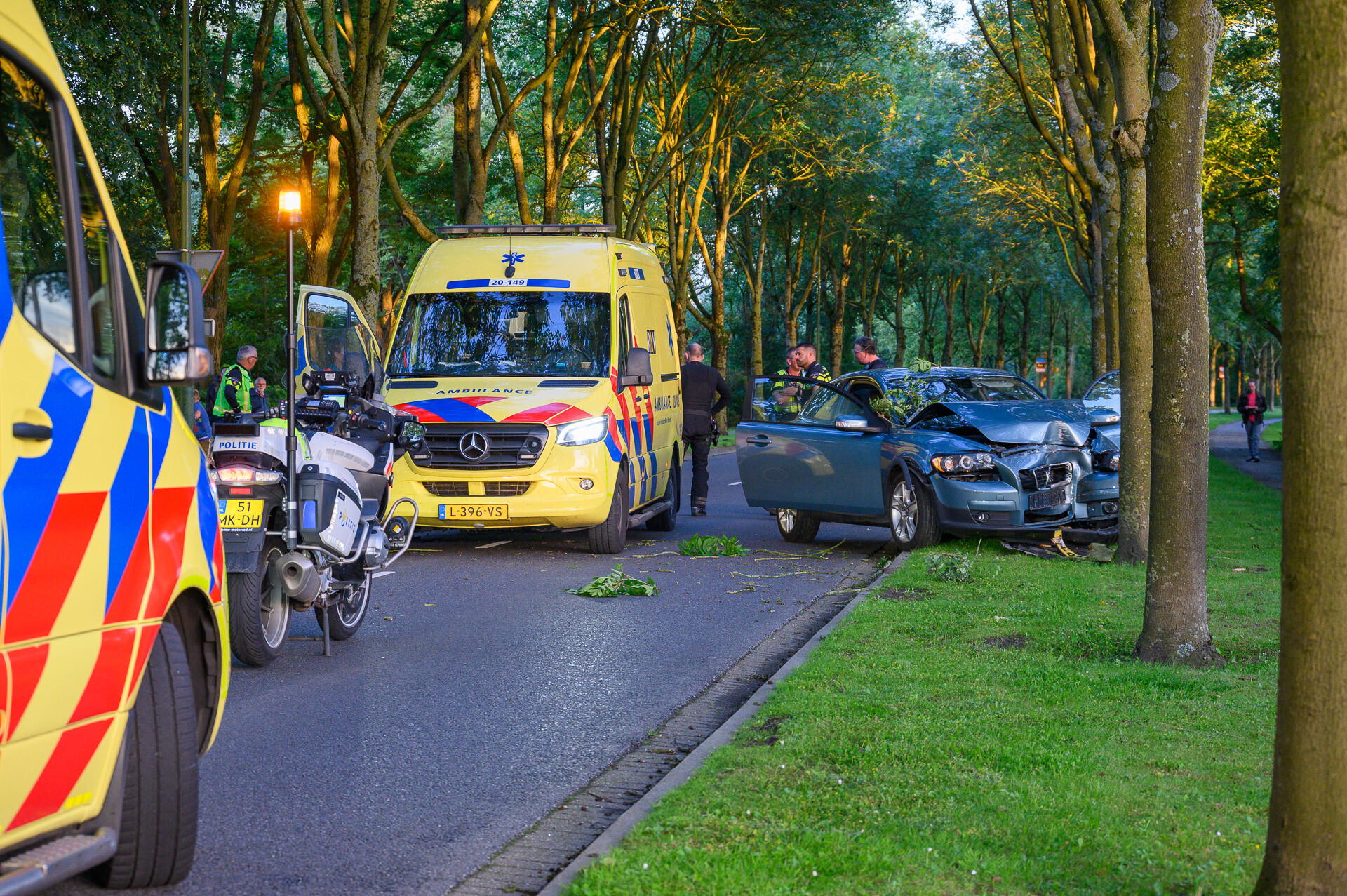 Automobilist botst tegen boom en raakt zwaargewond, traumahelikopter komt ter plaatse - 112Brabant