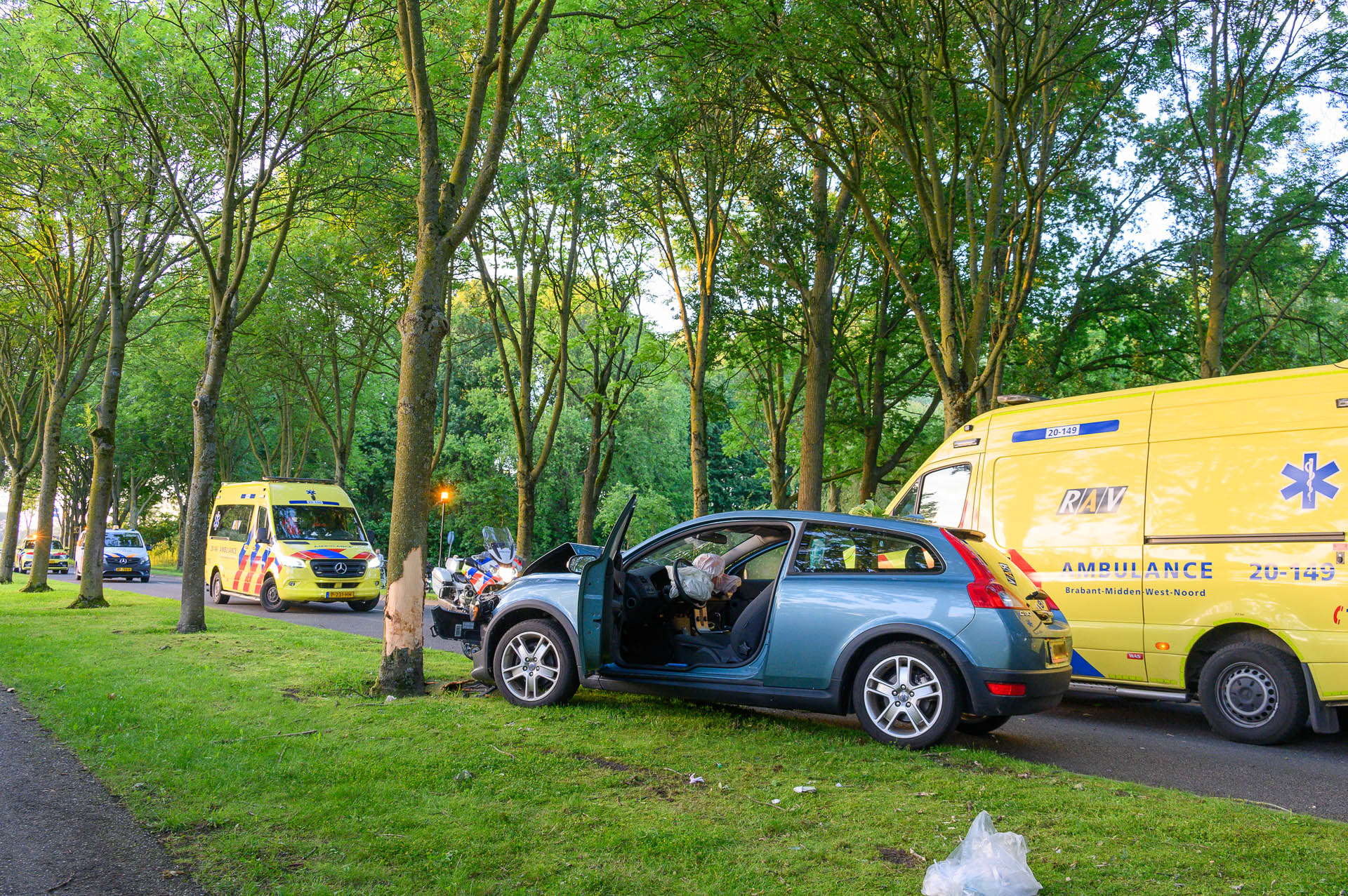 Automobilist botst tegen boom en raakt zwaargewond, traumahelikopter komt ter plaatse - 112Brabant