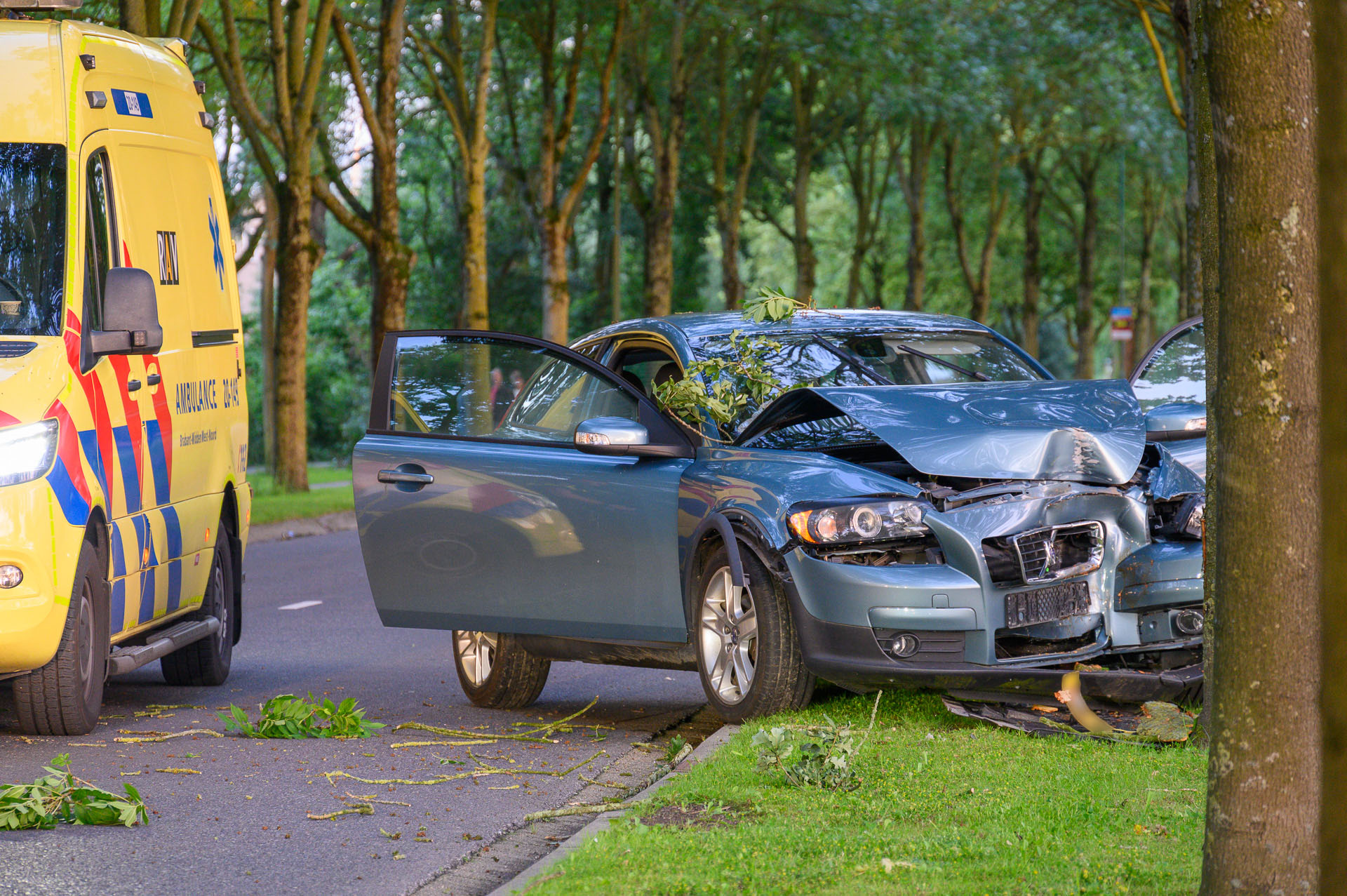 Automobilist botst tegen boom en raakt zwaargewond, traumahelikopter komt ter plaatse - 112Brabant
