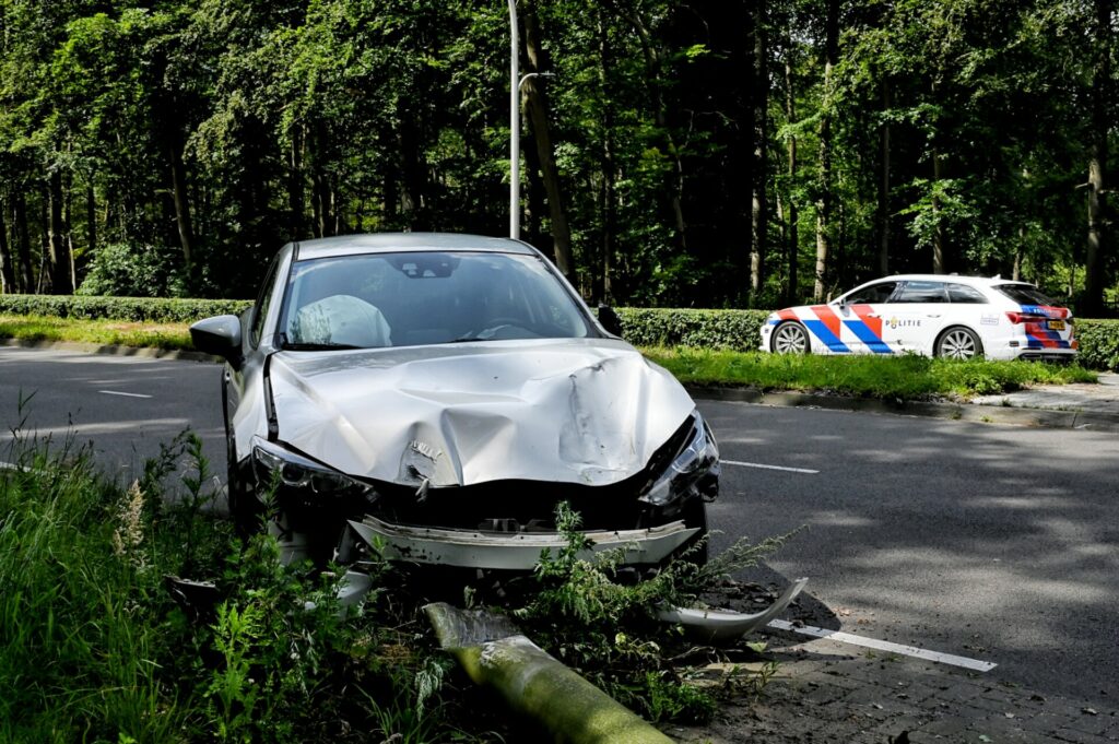 Automobilist verliest macht over stuur en ramt twee lantaarnpalen - 112Brabant