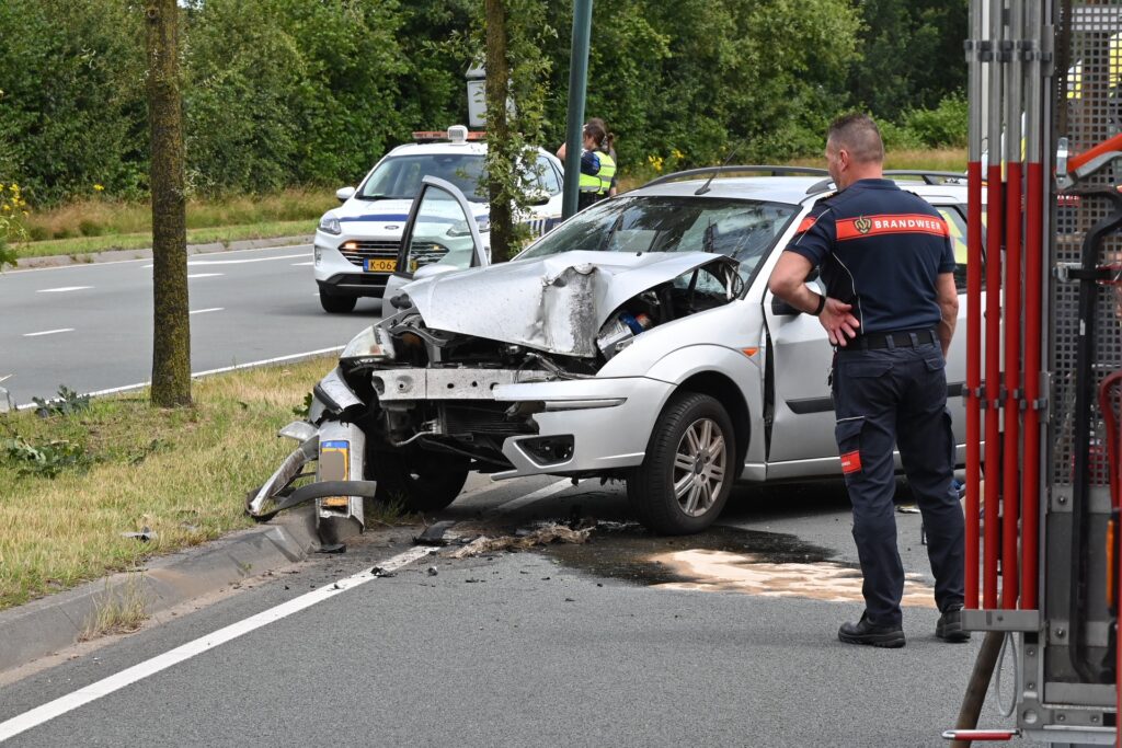 Auto botst tegen boom, bestuurder door trauma-arts op straat geopereerd ...