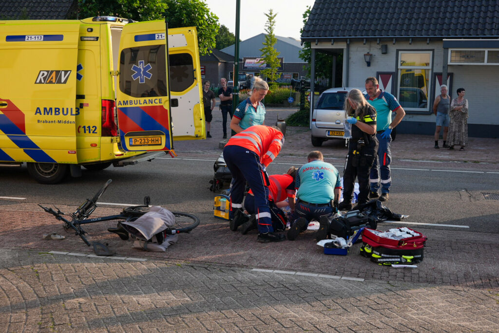 Fietser zwaargewond na aanrijding met auto - 112Brabant