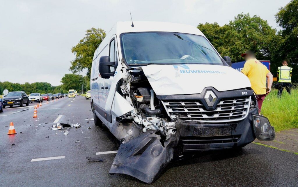Botsing tussen bestelbus en personenauto zorgt voor behoorlijke vertraging - 112Brabant
