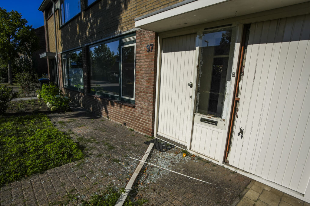 Opnieuw explosie bij woning: voortuin bezaaid met glas - 112Brabant