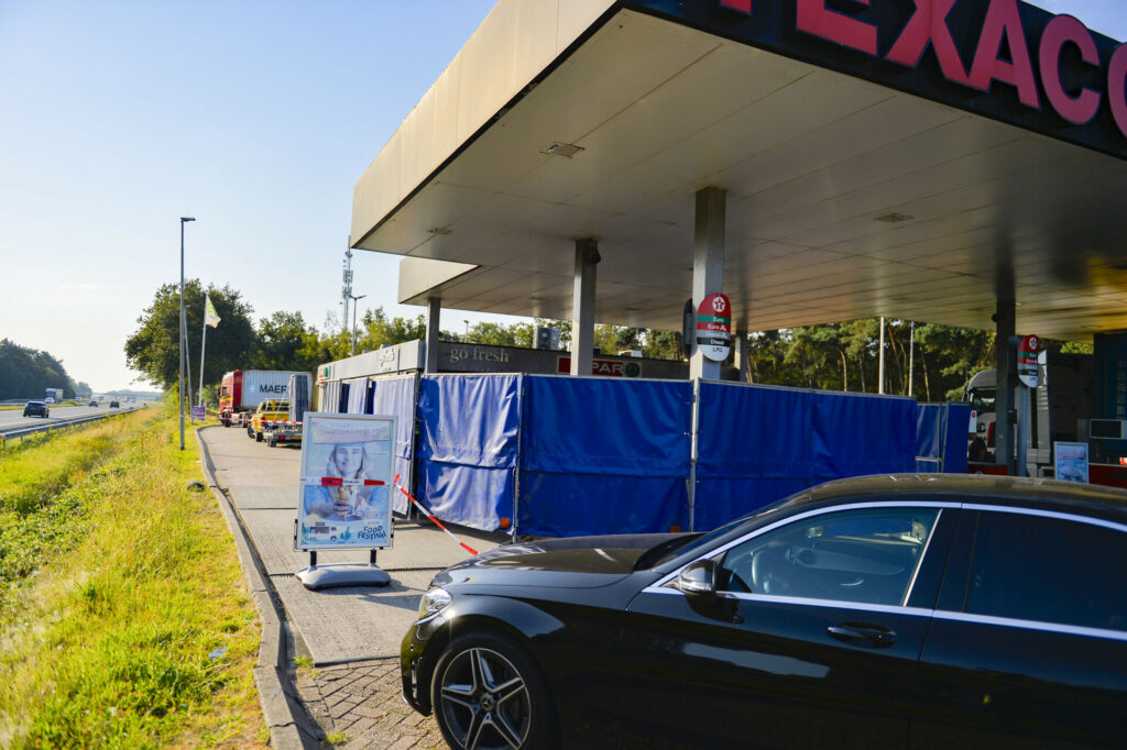 Tankstation deels afgesloten na vondst dode man bij tankstation ...