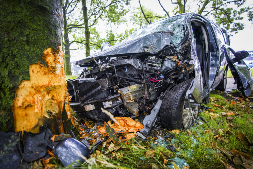 Bestuurder van bestelbus bekneld na botsing tegen boom - 112Brabant