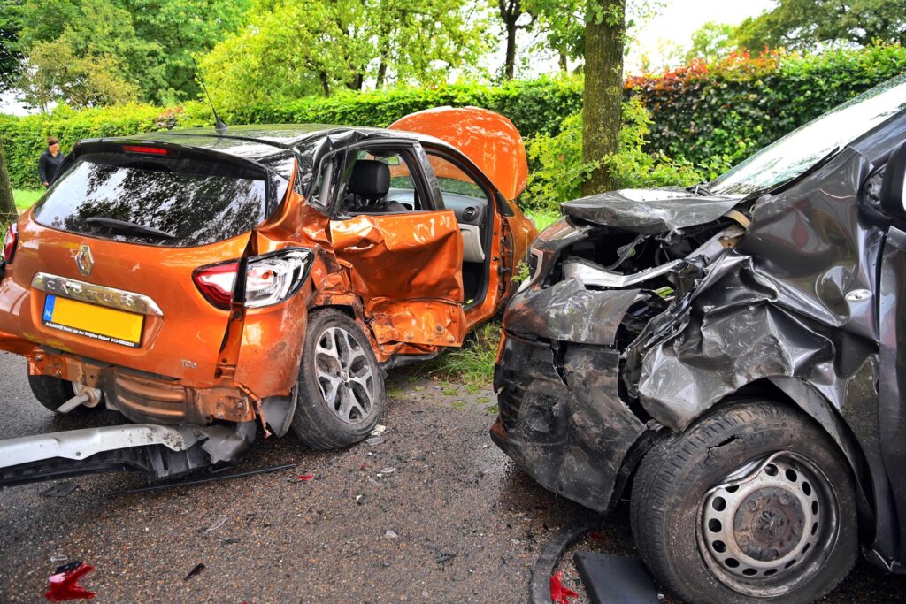 Twee gewonden na botsing tussen auto en bestelbus - 112Brabant