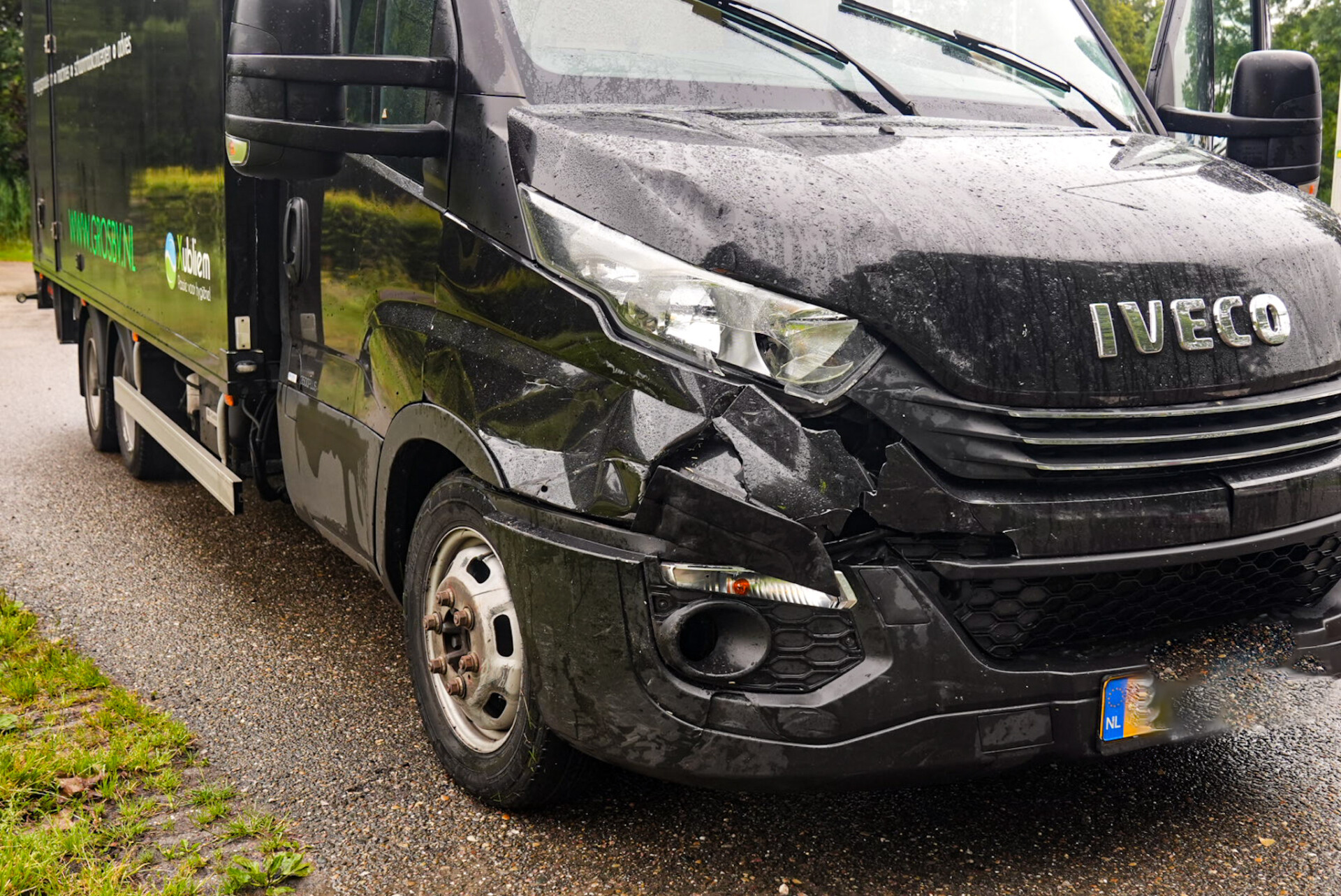 Veel schade na ongeval tussen auto en bakwagen - 112Brabant