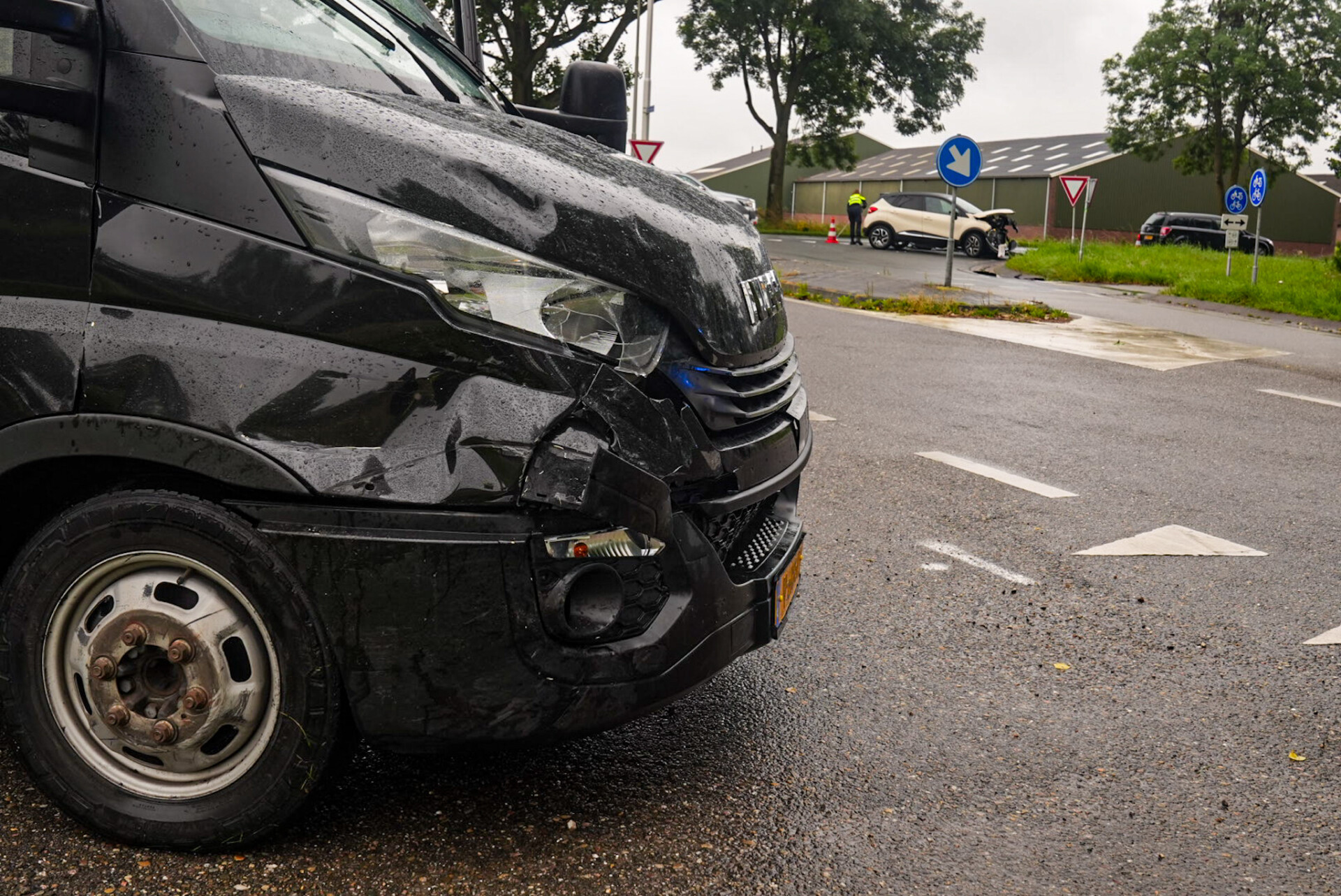Veel schade na ongeval tussen auto en bakwagen - 112Brabant