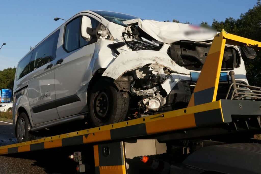 Veel schade na ongeval tussen taxibus en bestelwagen - 112Brabant
