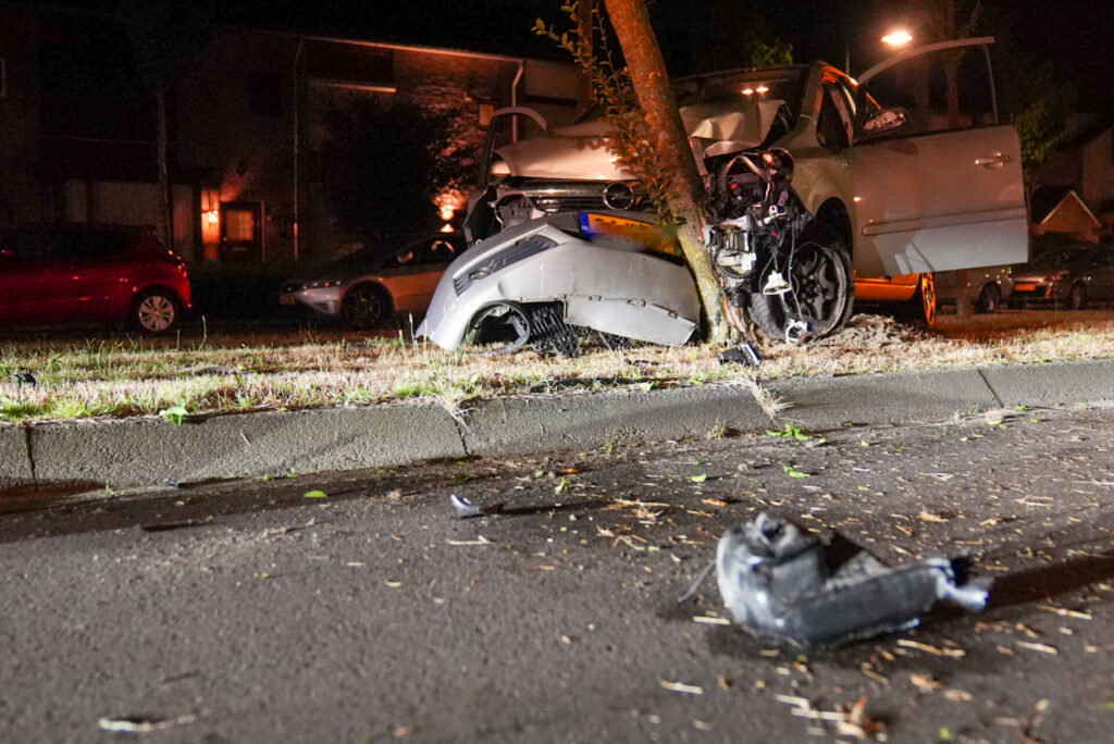 Automobilist raakt macht over het stuur kwijt en botst tegen boom - 112Brabant