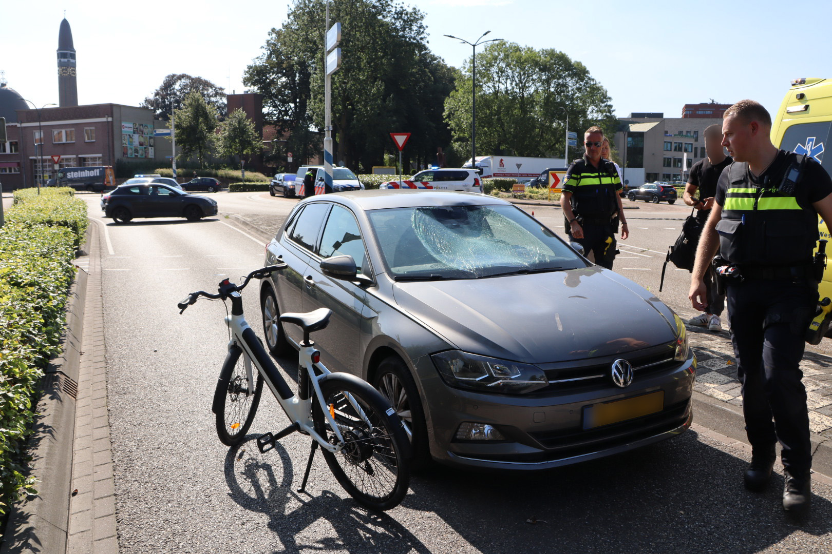 Fietser zwaargewond na flinke botsing met auto - 112Brabant