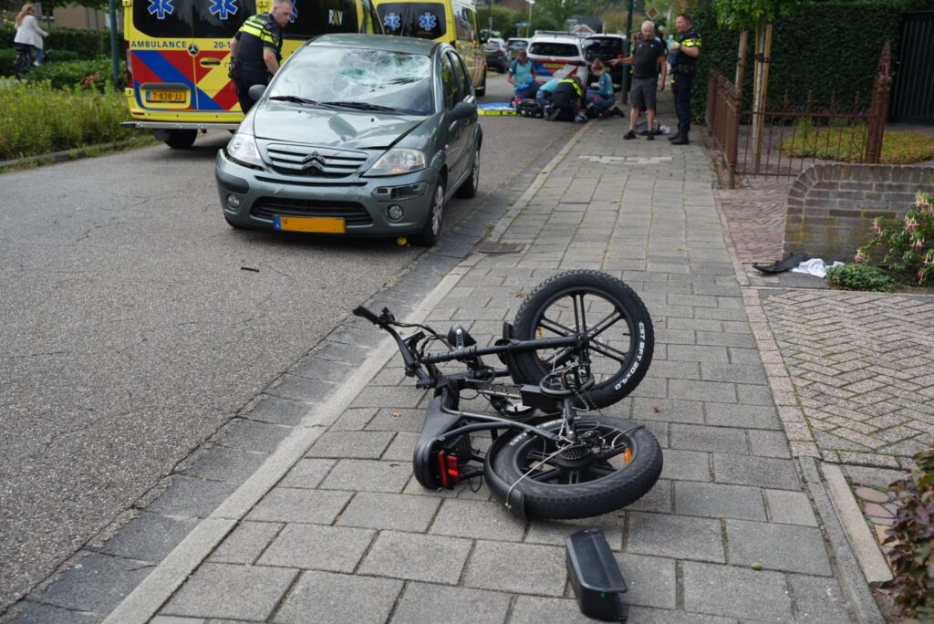 Jongen (15) op fatbike zwaargewond na botsing met auto - 112Brabant