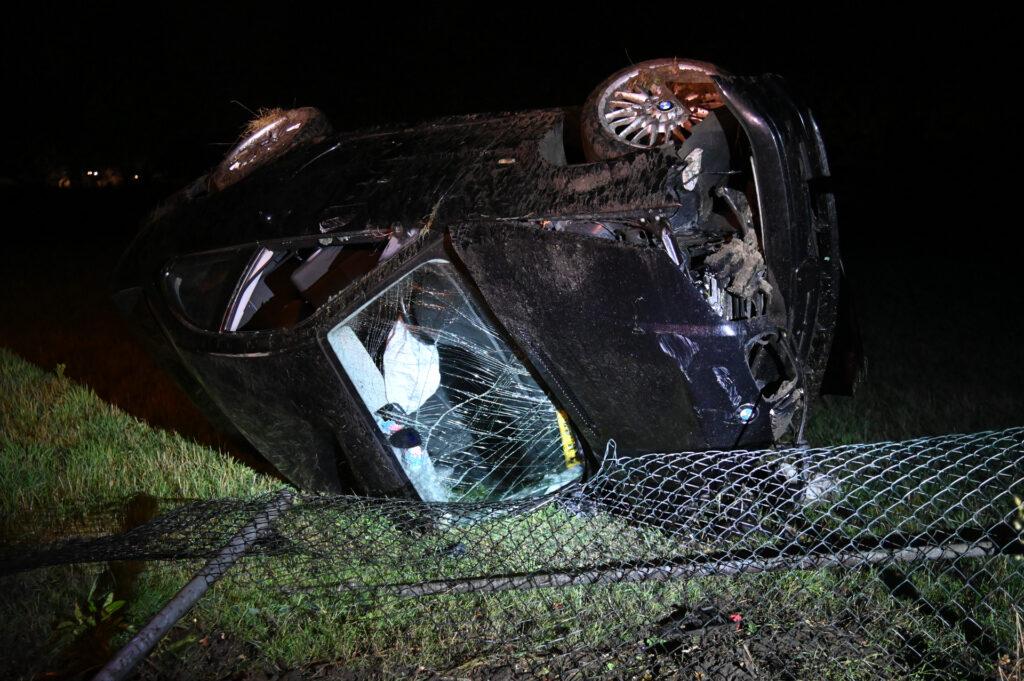 Auto botst tegen boom en belandt in weiland, bestuurder gewond - 112Brabant