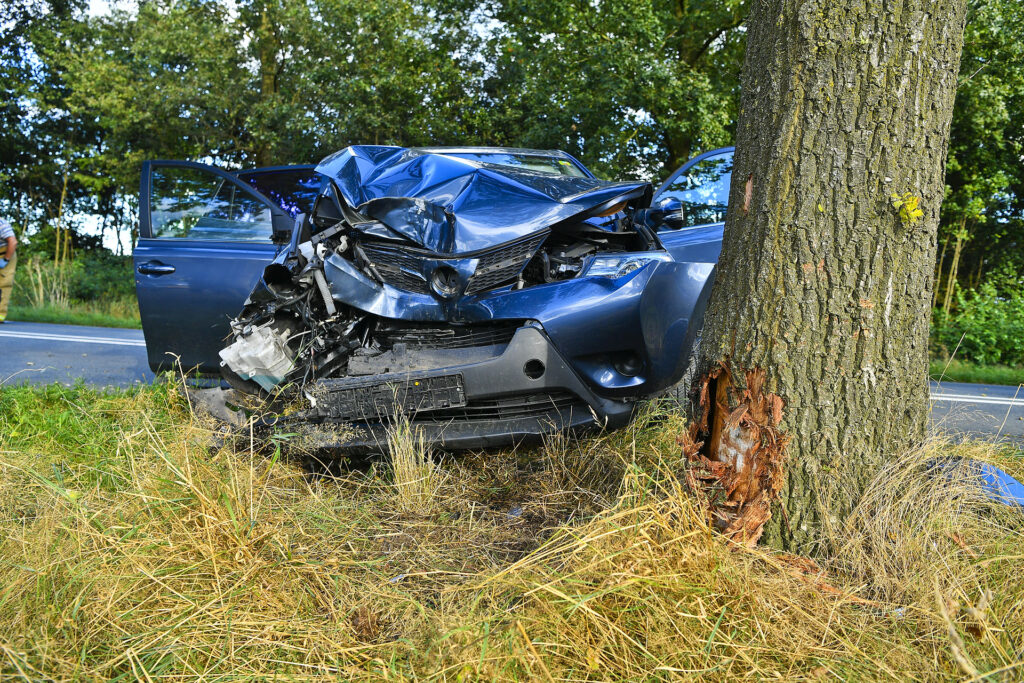Vrouw (85) dood en drie gewonden na botsing met landbouwvoertuig en boom - 112Brabant
