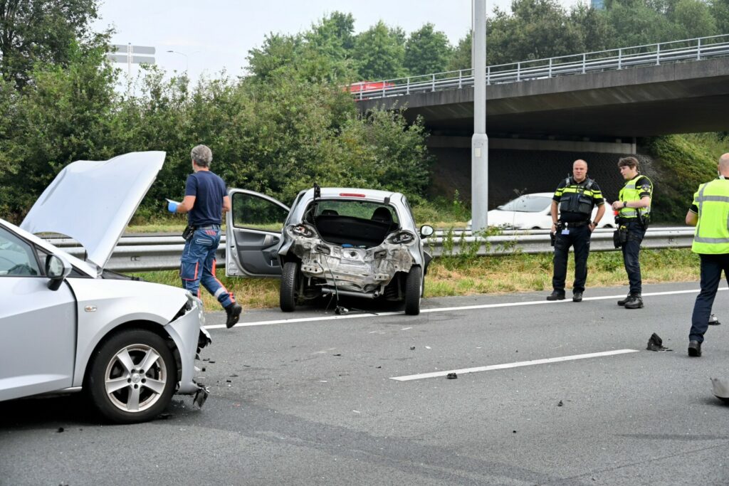 Update: Snelweg dicht na ongeval met meerdere voertuigen, ruim een uur vertraging - 112Brabant