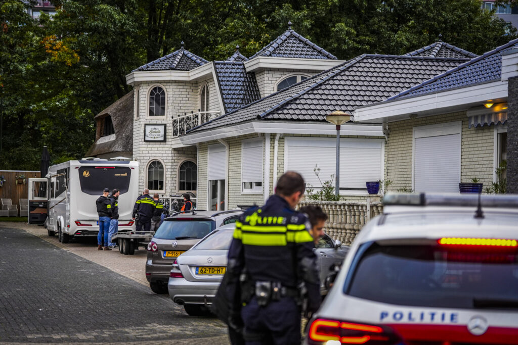 Arrestatieteam doet inval op woonwagencentrum uit tv-serie ‘Bij ons op het kamp’ - 112Brabant