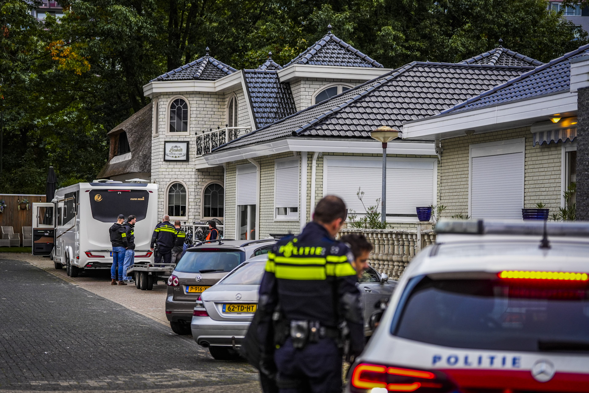 Arrestatieteam doet inval op woonwagencentrum uit tv-serie ‘Bij ons op ...
