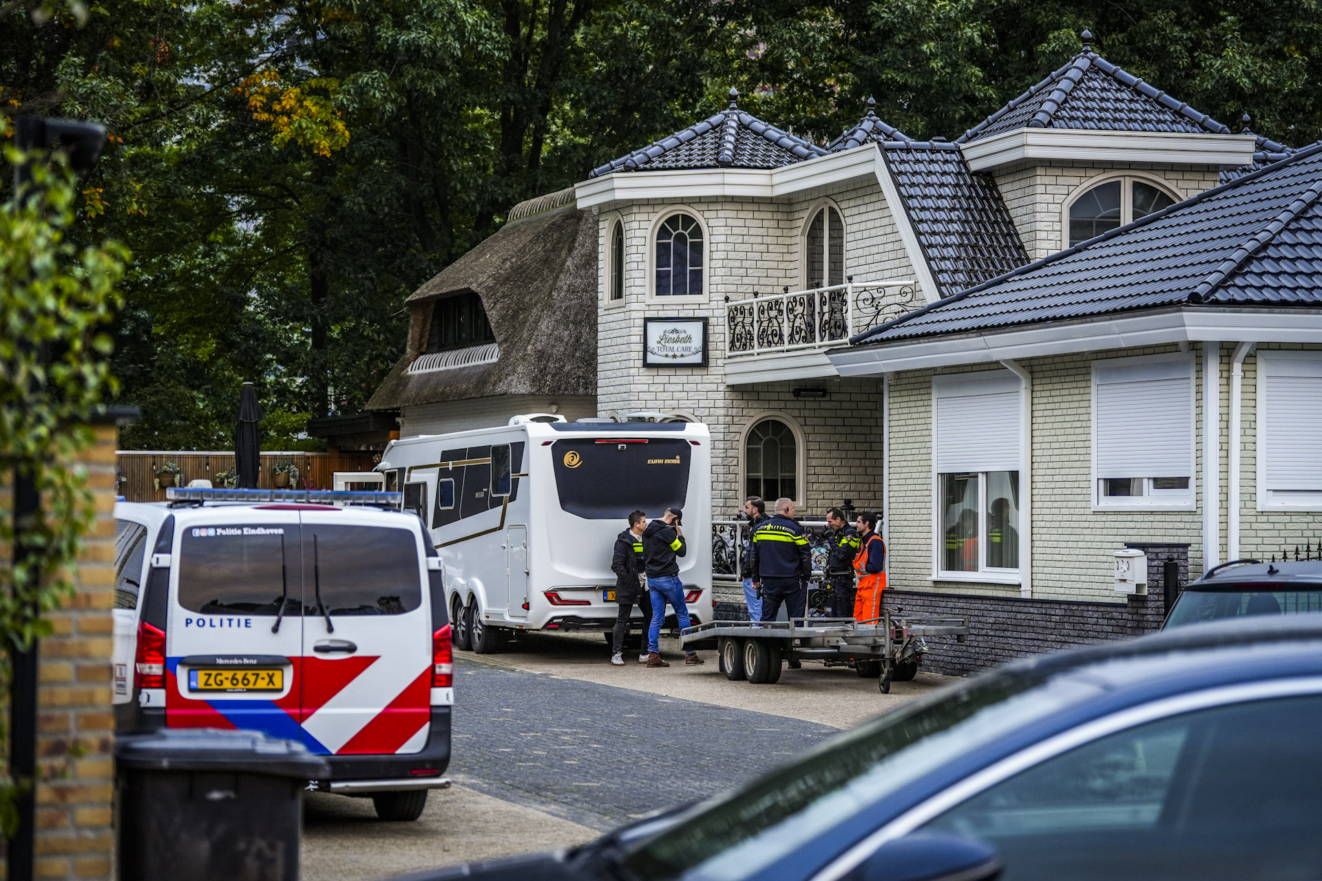 Arrestatieteam doet inval op woonwagencentrum uit tv-serie ‘Bij ons op het kamp’ - 112Brabant