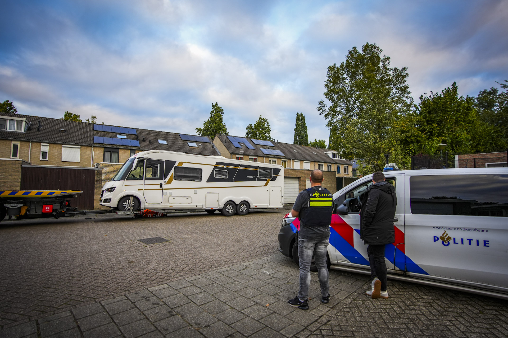 Arrestatieteam doet inval op woonwagencentrum uit tv-serie ‘Bij ons op het kamp’ - 112Brabant