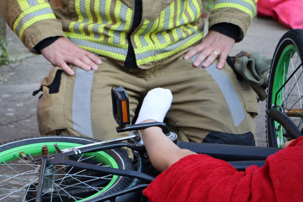 Kind bekneld tussen frame en trapper van fiets - 112Brabant