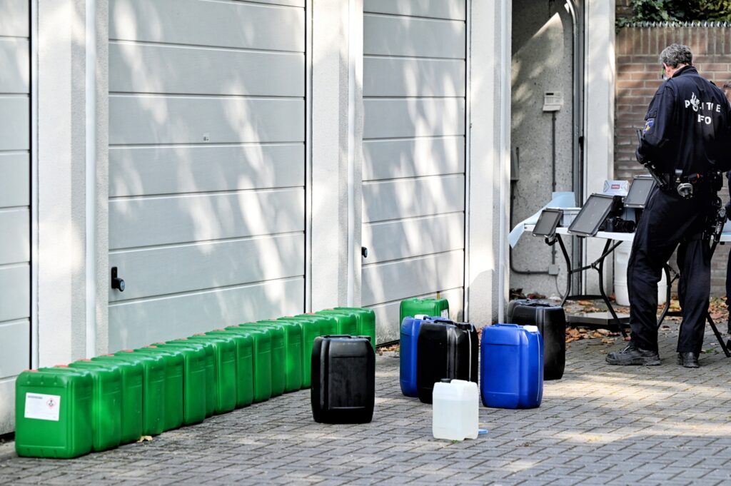 Crystal meth-lab aangetroffen in garagebox - 112Brabant