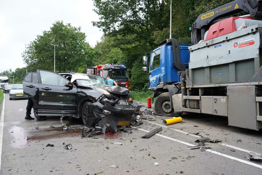 Automobilist zwaargewond na frontale botsing met vrachtwagen, ook kind betrokken - 112Brabant