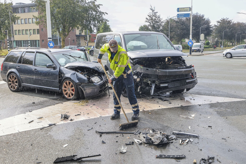 Man gewond bij frontale botsing tussen automobilist en busje - 112Brabant