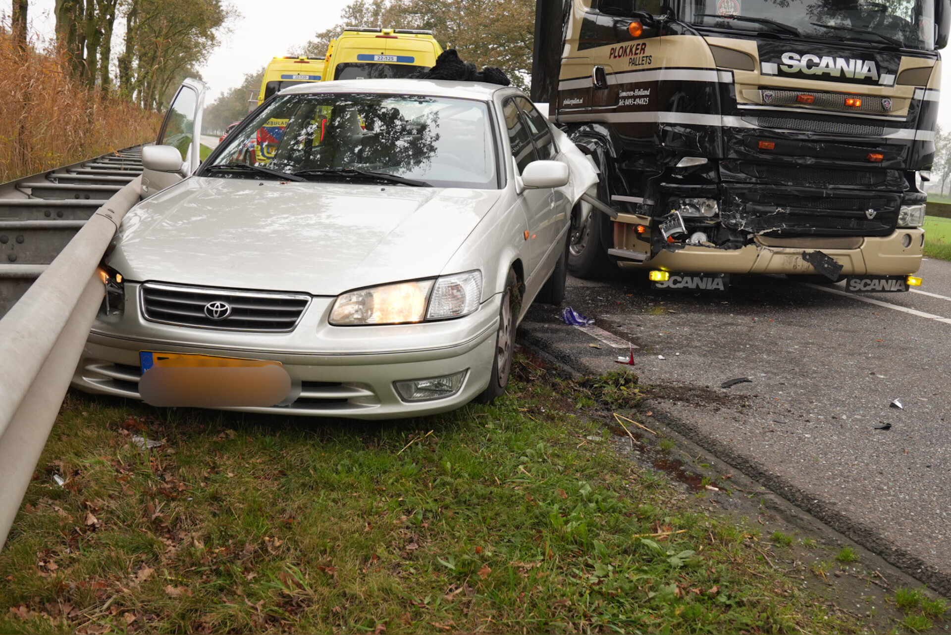 Twee mensen gewond bij botsing tussen auto en vrachtwagen - 112Brabant