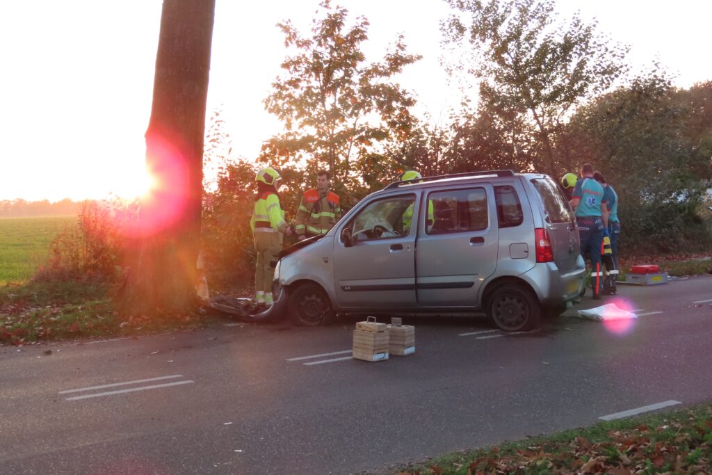 Bestuurder door brandweer bevrijd na botsing tegen boom - 112Brabant