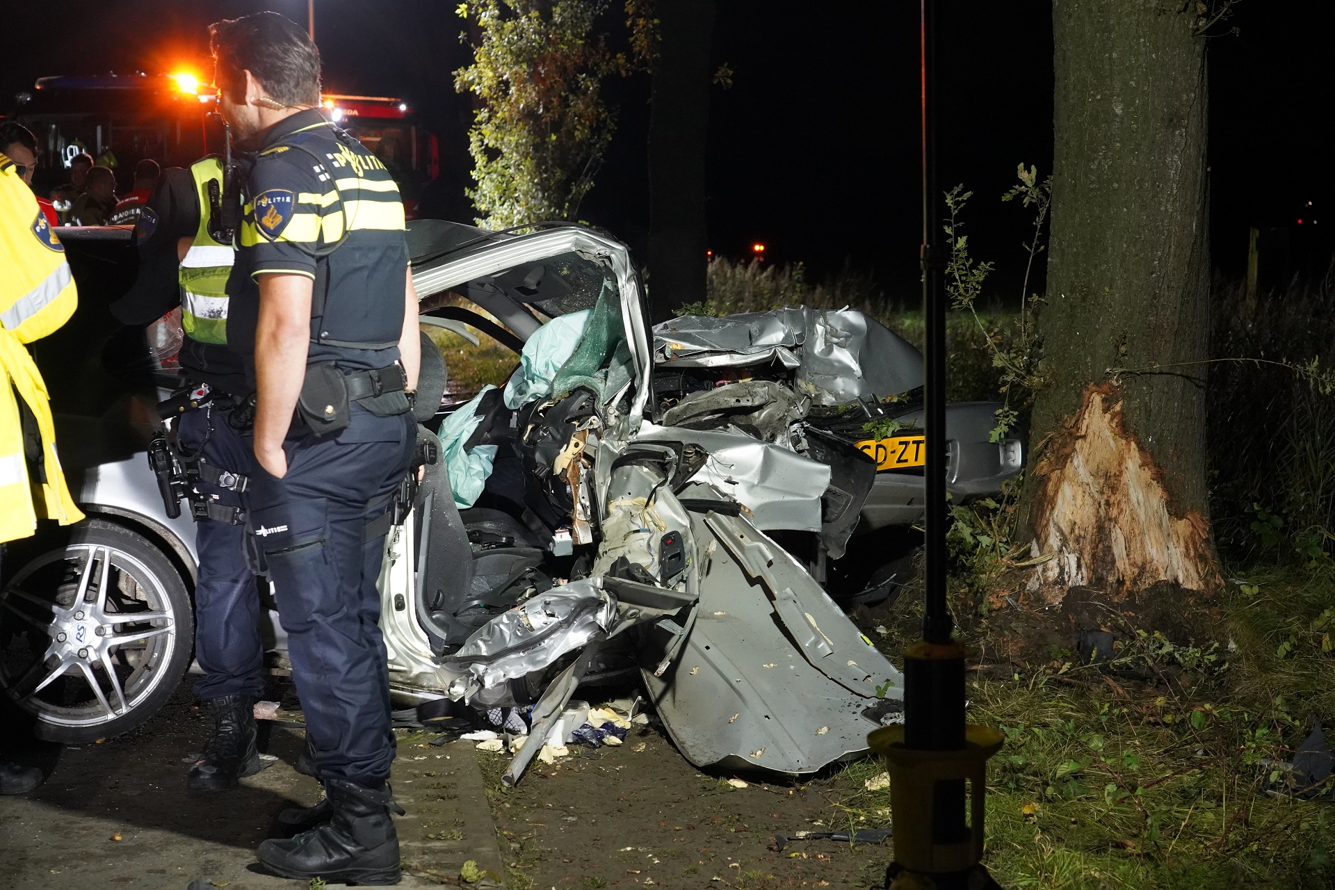 Drie jongeren gewond na frontale botsing tegen boom - 112Brabant
