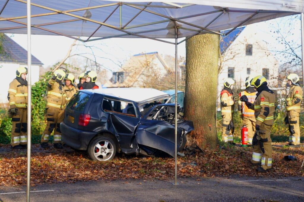 UPDATE: Automobilist overleden na botsing tegen boom - 112Brabant