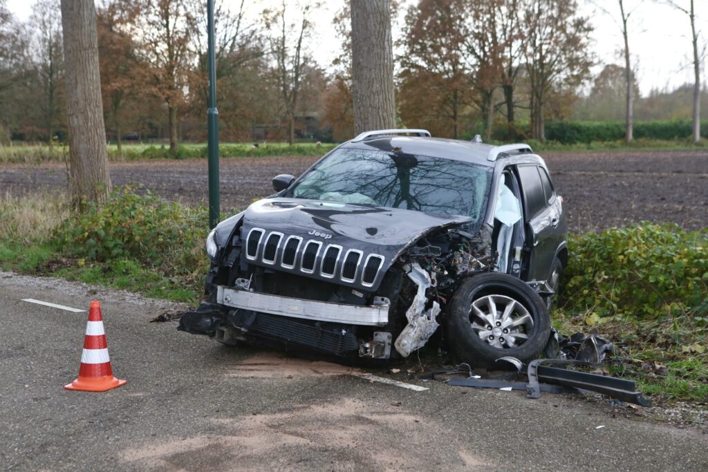 Automobilist bekneld na botsing tegen boom - 112Brabant