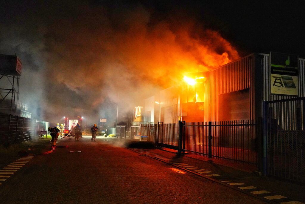 Grote uitslaande brand zorgt voor schade aan bedrijfspand - 112Brabant