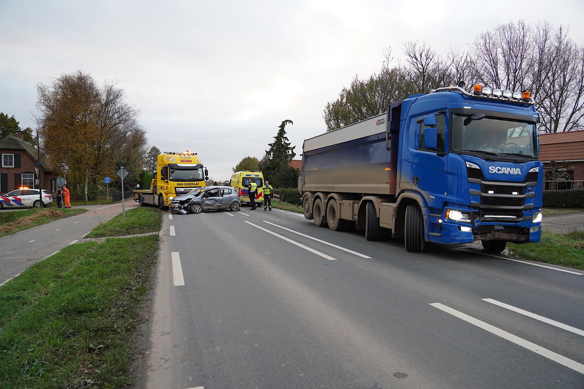 Automobiliste gewond na botsing tegen vrachtwagen - 112 Nederland