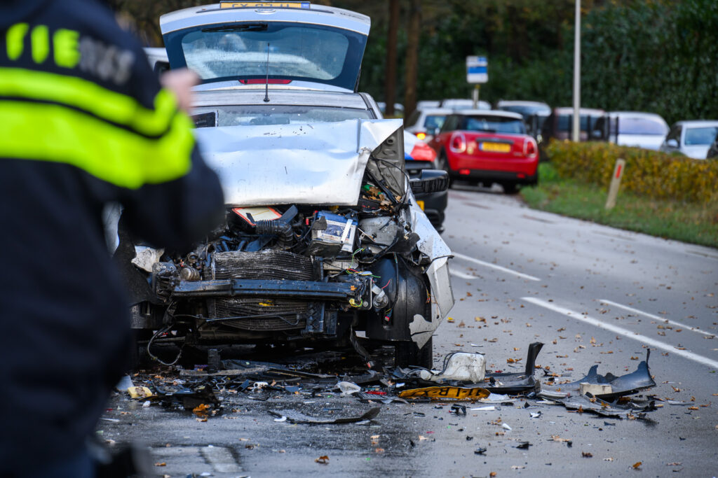 Gewonde en flinke schade na botsing tussen twee auto’s - 112Brabant