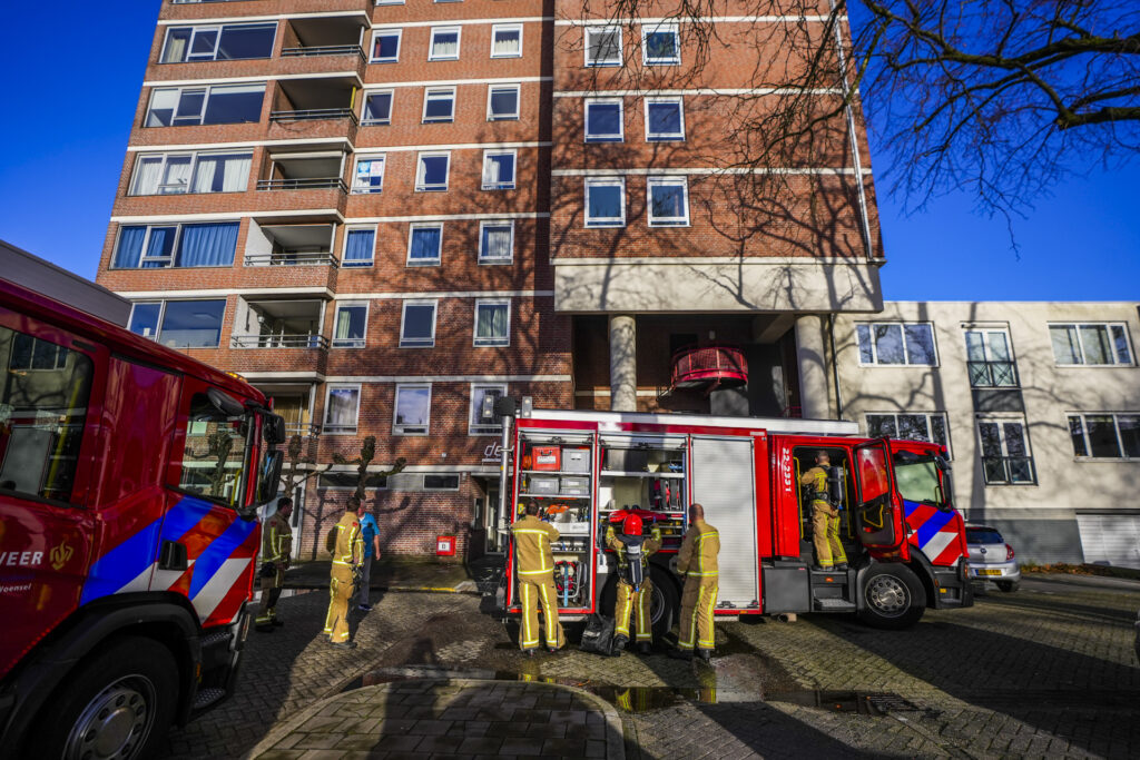 Man steekt barbecue aan op elfde etage, brandweer rukt met zes wagens uit - 112Brabant