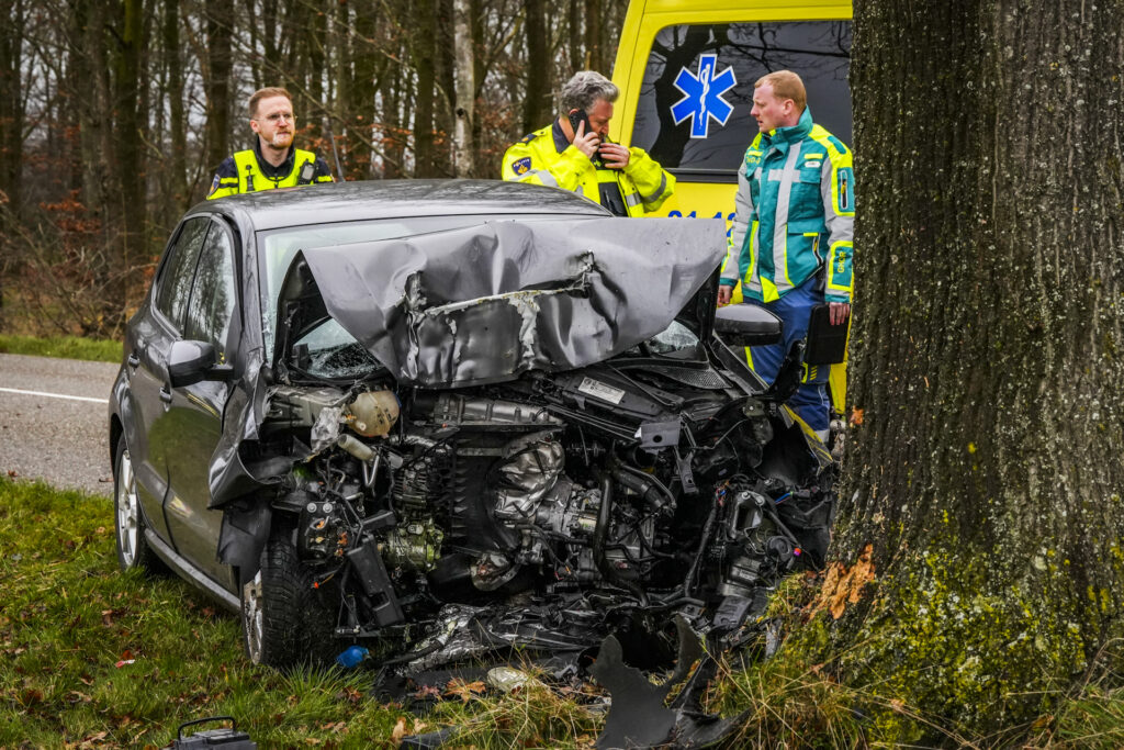Auto botst frontaal tegen boom, vrouw zwaargewond - 112Brabant