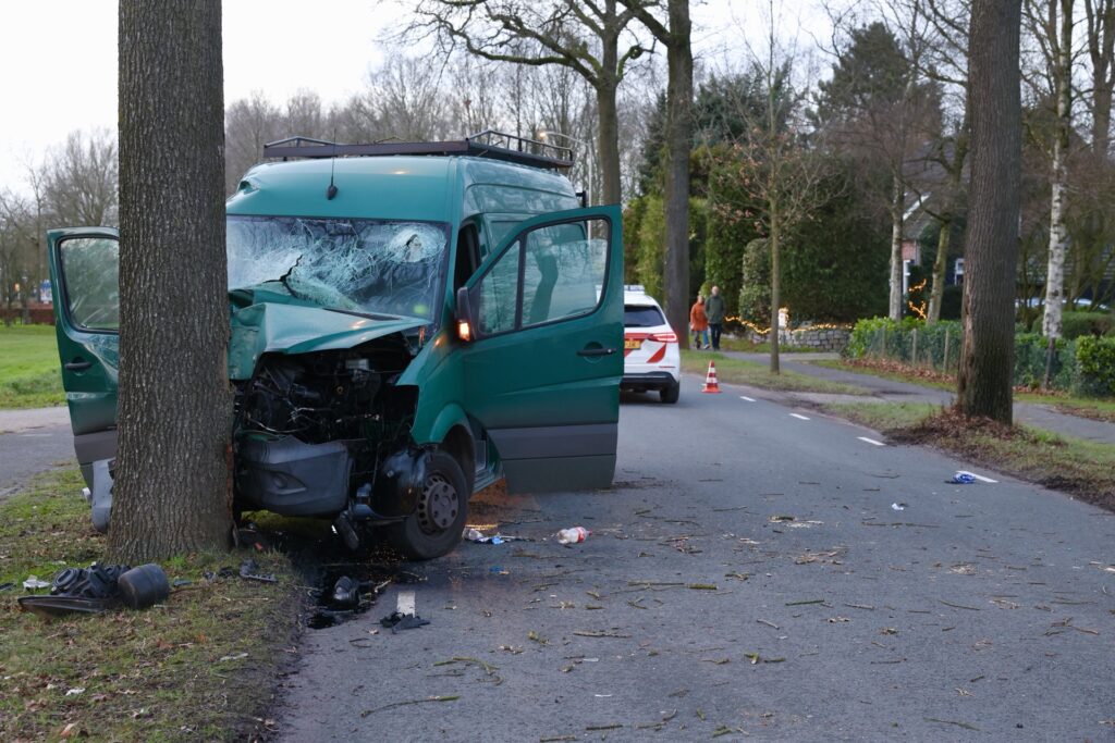 Bestuurder bestelbus ernstig gewond na botsing tegen boom - 112Brabant