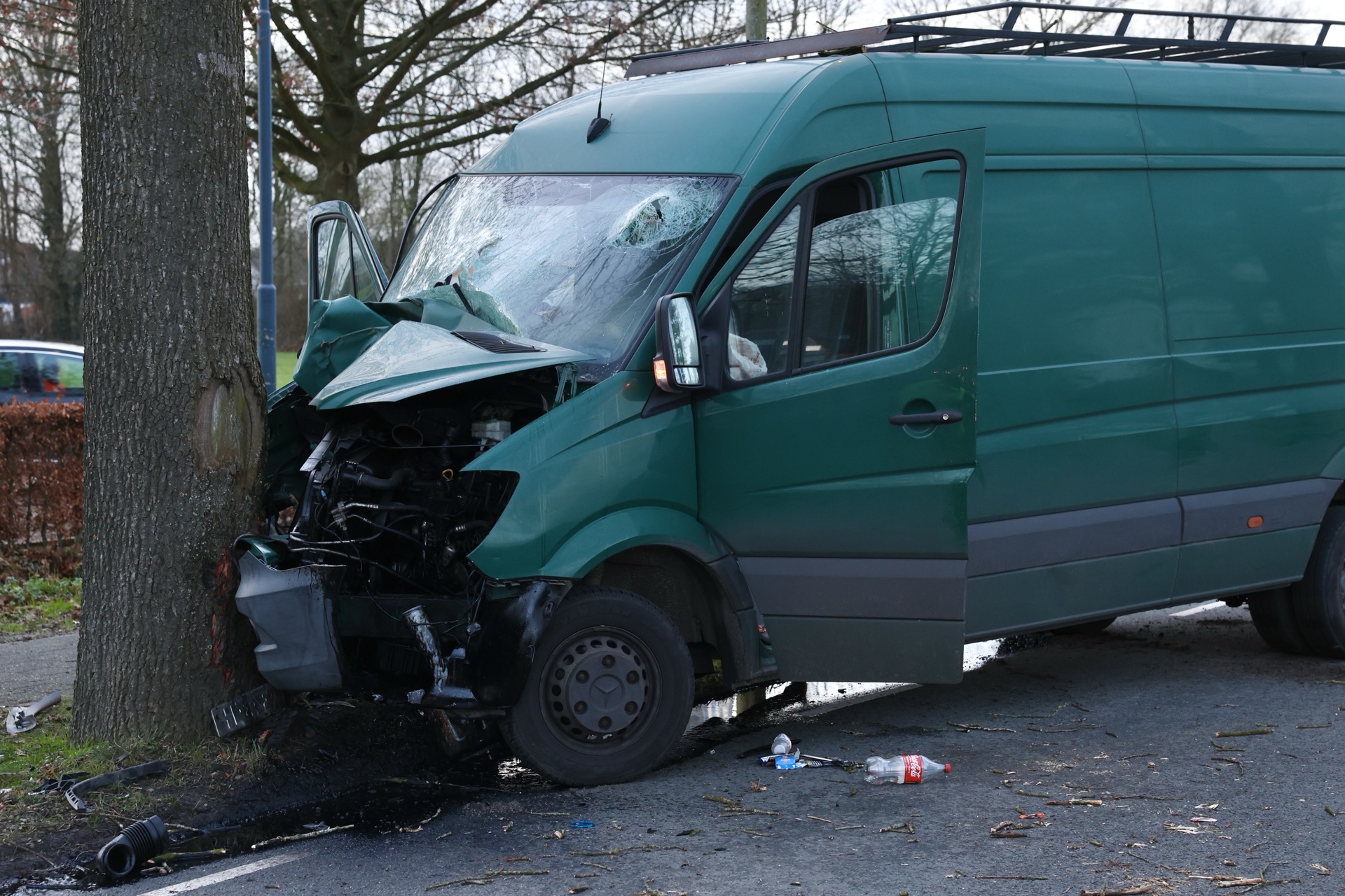 Bestuurder bestelbus ernstig gewond na botsing tegen boom - 112Brabant