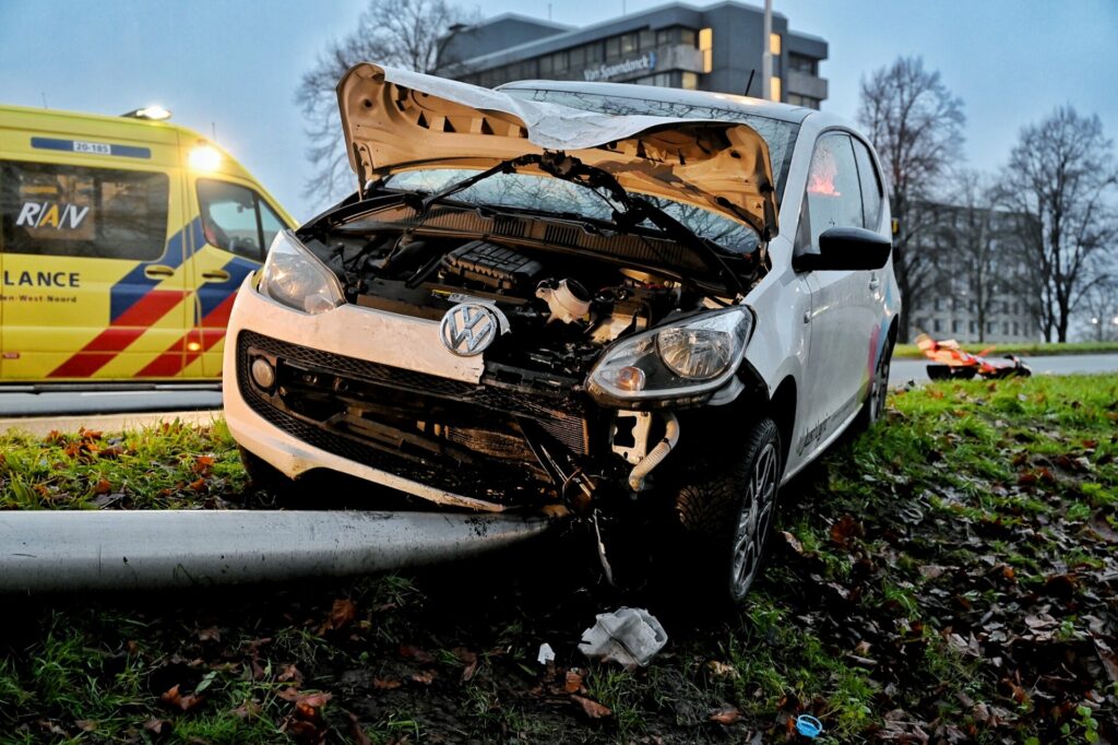 Automobiliste verliest macht over het stuur en crasht auto - 112Brabant