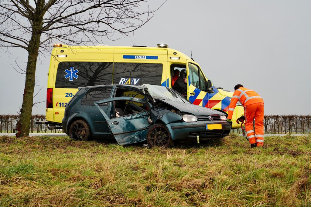 Auto botst tegen boom, inzittende gewond - 112Brabant