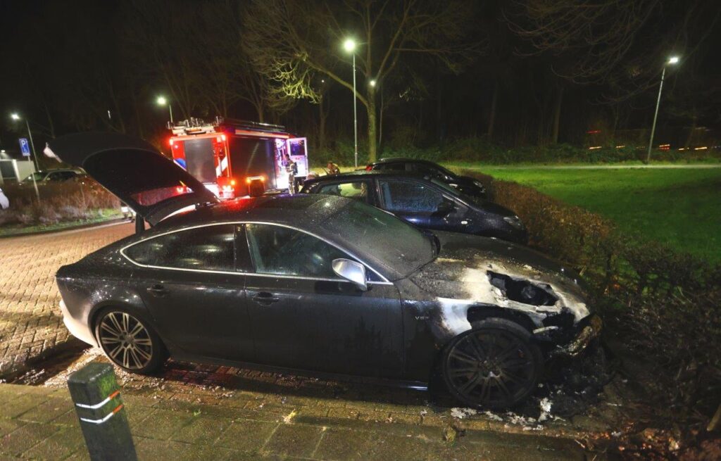 Dure auto beschadigd door brand, politie onderzoekt brandstichting ...