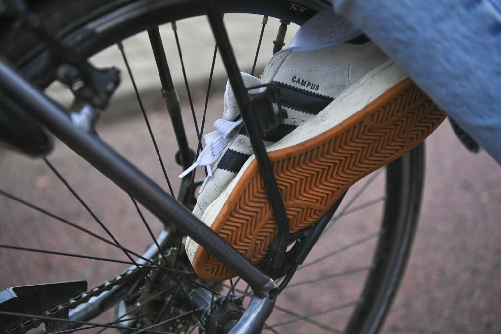 Meisje met voet bekneld tussen spaken en bagagedrager - 112Brabant